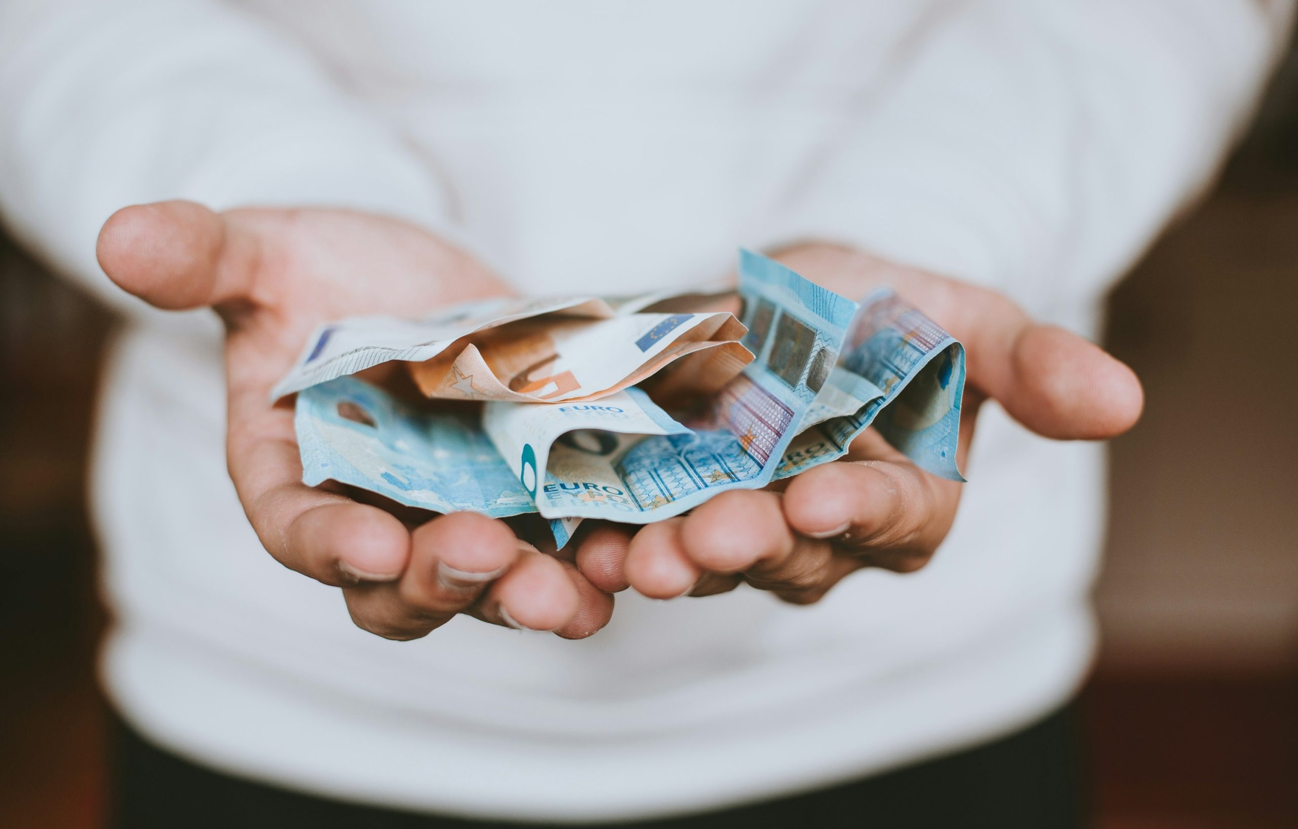 Hoeveel contant geld mag je in huis hebben? Dit zijn de regels